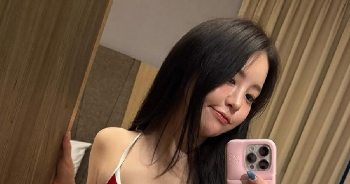 [SCin스타] 브브걸 유정, 볼륨가득 레드 수영복으로 시선강탈