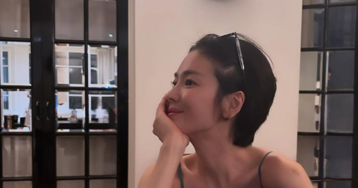 ‘숏컷 변신’ 송혜교, 꾸안꾸 패션인데 분위기 ‘폭발’[SNS는 지금]