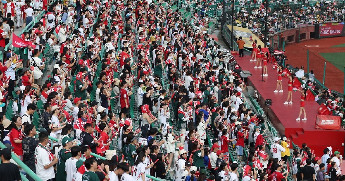 무더위보다 더 뜨거운 야구 열기…KBO, 역대 최소 경기 800만 관중 돌파+최다 매진 타이기록