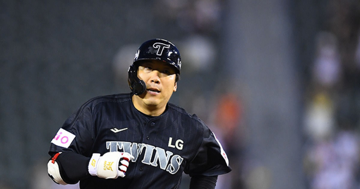 LG 김현수, KBO 역대 3번째 1500타점·16시즌 연속 100안타 눈앞