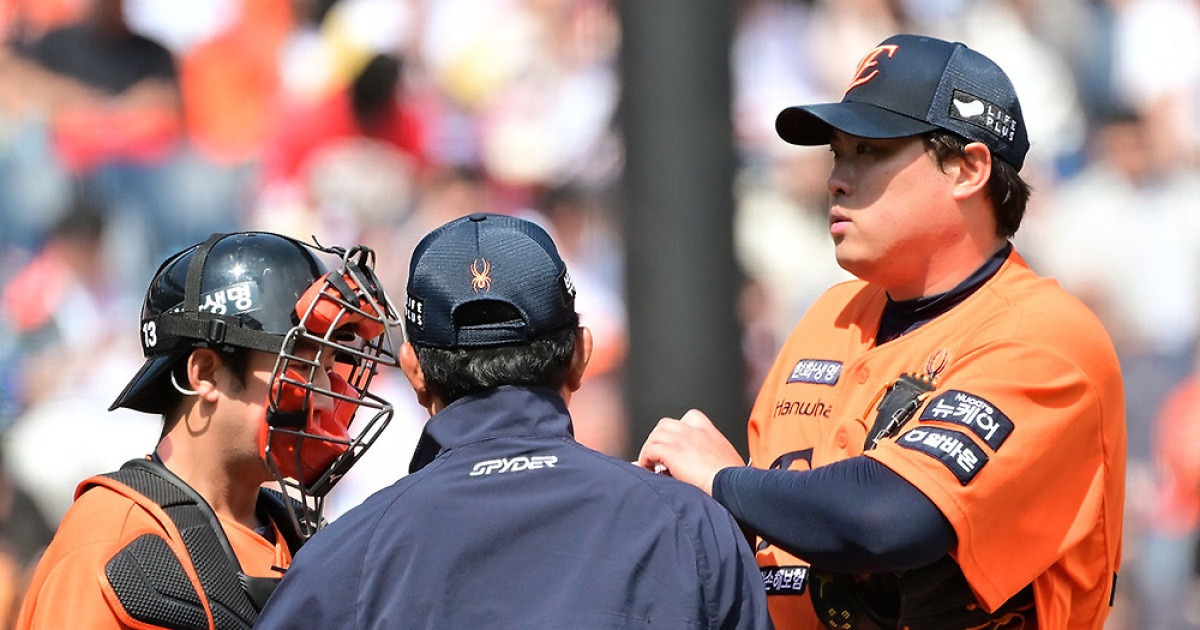 '1이닝 5실점 와르르' 류현진, KBO리그 '개인 최소 이닝' 강판 치욕…김광현과 첫 대결, 32구 던지고 OUT [대전 라이브]