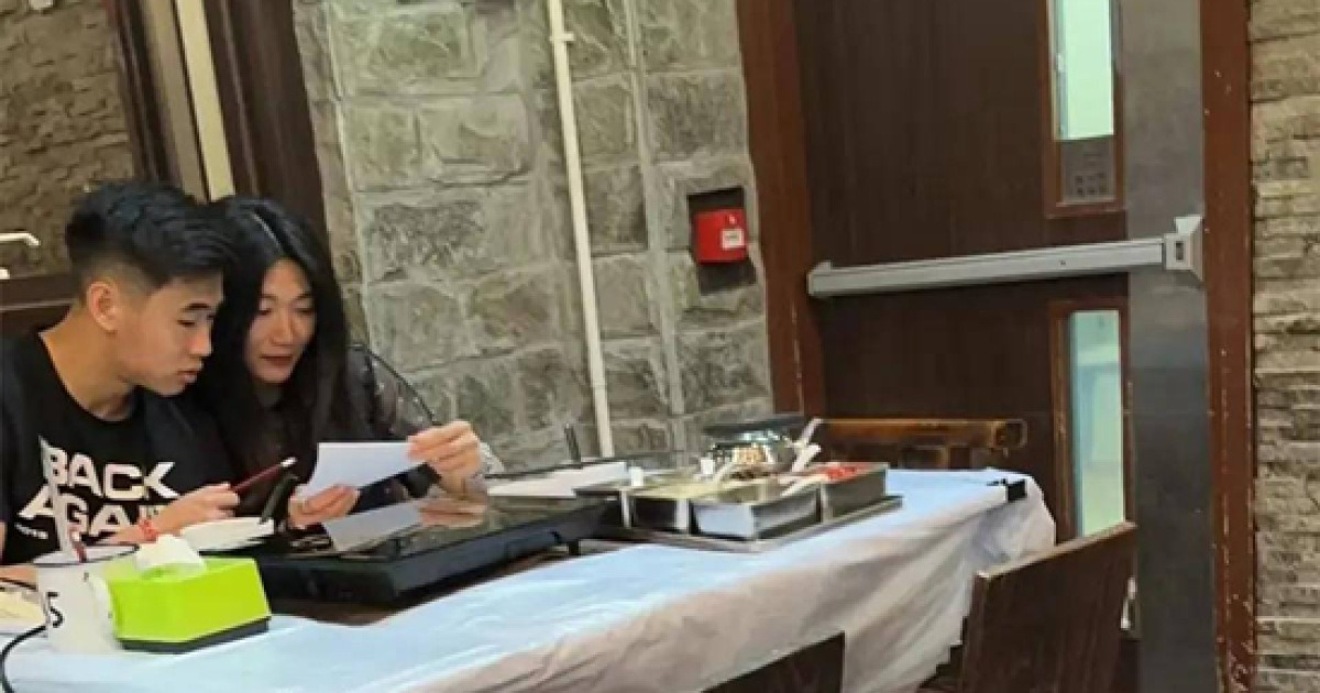 中 EPL 출신 스타 MF, 사랑에 빠졌다…'세계에서 가장 아름다운 여자 선수'와 열애설→다정한 투샷 공개