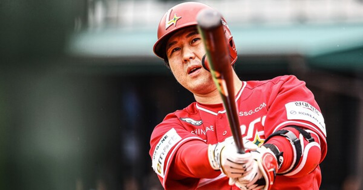 초구 '딱' 치니 '슝'하고 넘어갔다! 최정, 스윙 두 번에 2홈런...300일 만의 연타석포로 KBO 신기록 작성