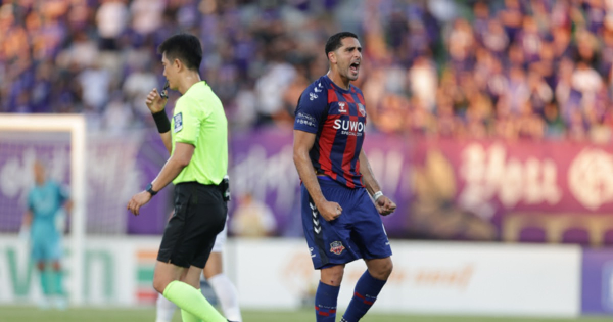 [오피셜] '수원FC 공중 폭격기' 싸박, K리그1 24R MVP 선정...K리그2, 부산 '멀티골' 빌레로 차지