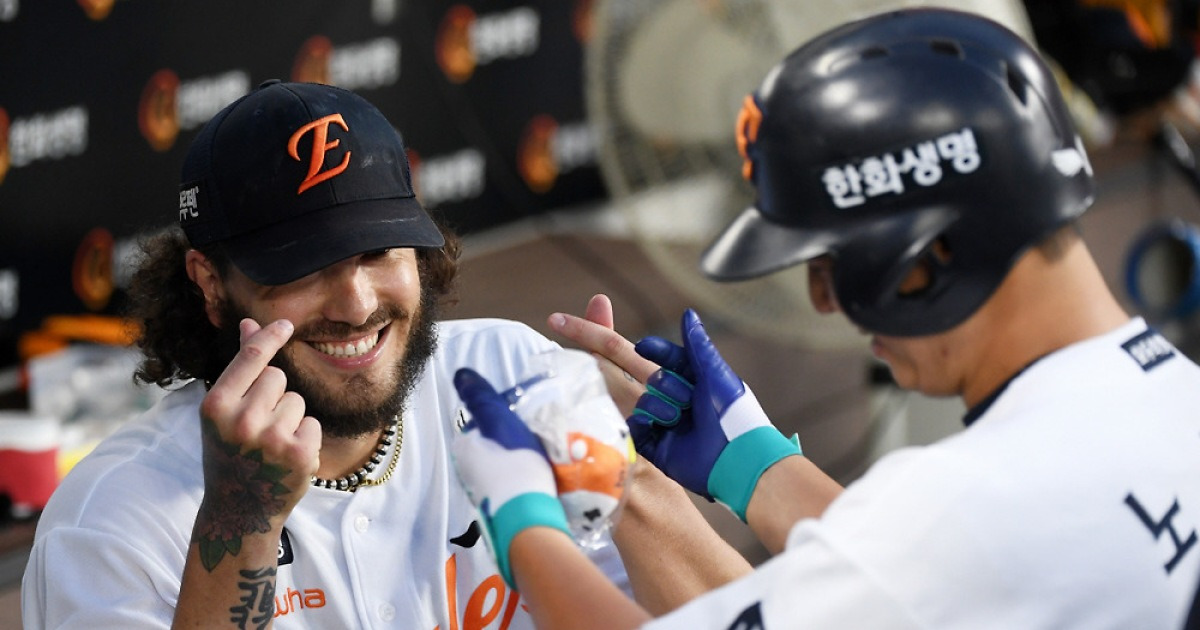 '득점 지원에 달려 나온 폰세' 158km 강속구 던지던 손으로 하트...사자군단 잠재우고 포효 [대전 현장]