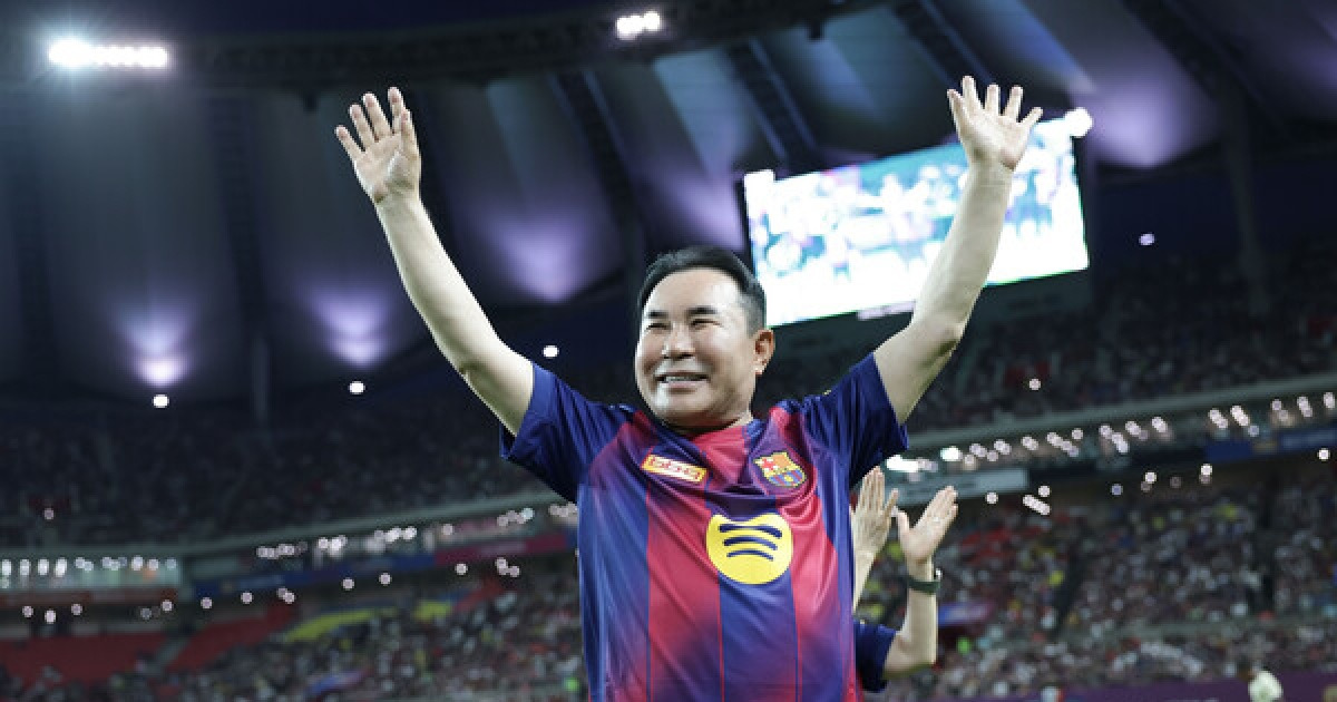 [442.live] "우~~" 갑자기 야유 터진 이유? 킥오프 6분 지났는데 VIP행사 삼매경...바르사-서울전 '옥의 티'