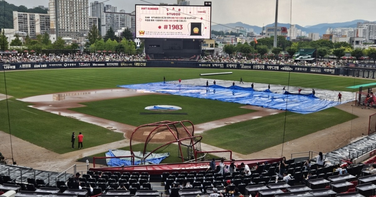 ‘갑작스러운 폭우’ KBO 광주 한화-KIA전, ‘오후 7시’ 시작으로 1시간 연기 [SS광주in]