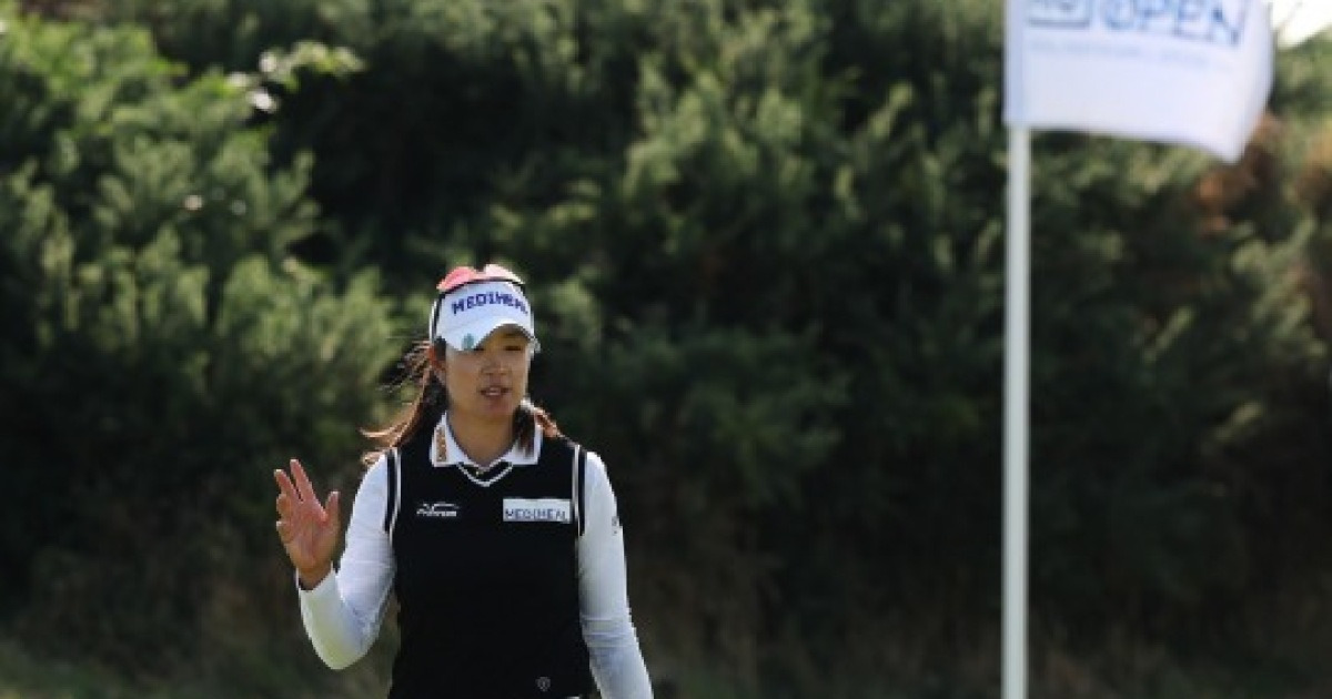 김아림, AIG 여자오픈 3R서 67타 폭발 단독 2위...선두와 1타 차