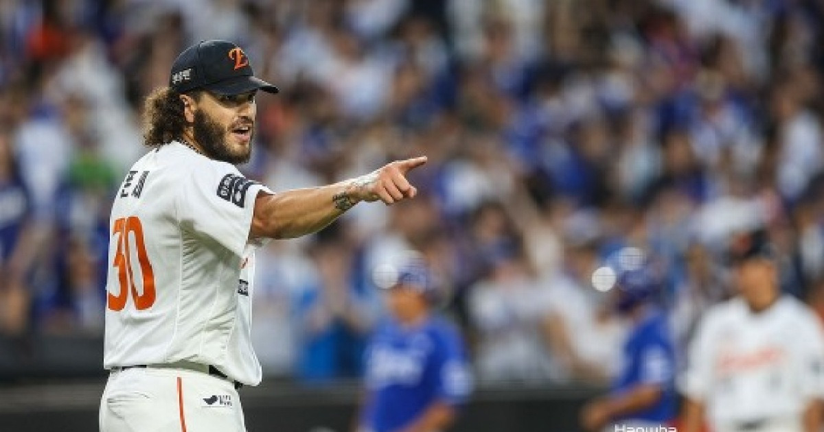 '평자 0.36' 폰세 vs '타율 0.441' 안현민...KBO 7월 MVP 누가 웃을까?