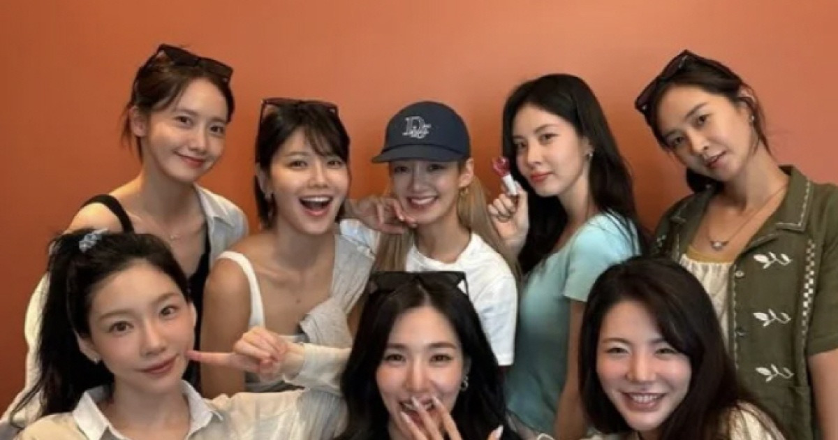 민낯도 예쁜 소녀시대, SM 떠난 이수만 손잡은 써니도 함께한 18주년[SCin스타]