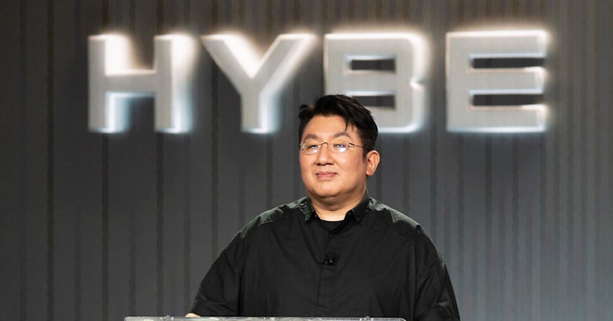 Hybe Chair Bang Si-hyuk vows to return to Seoul for investigations ...