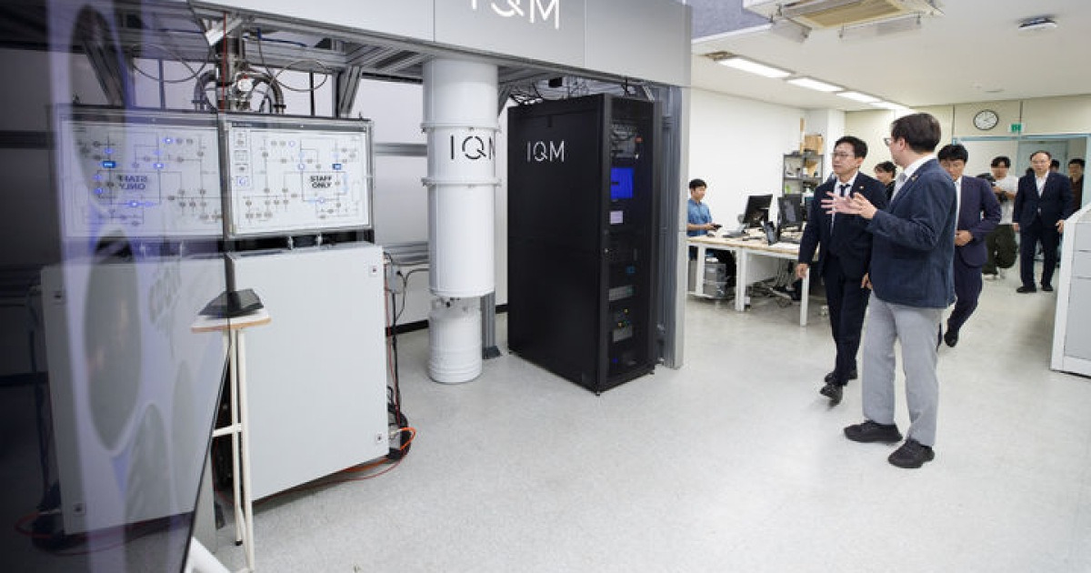 IQM Spark 초전도 양자컴퓨터 설명듣는 배경훈 장관