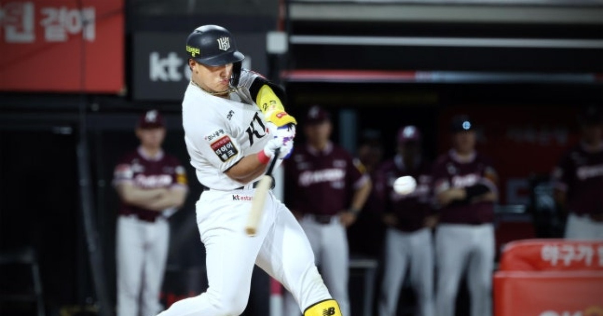 ‘괴물 타자’ 안현민, 폰세 꺾고 KBO 7월 MVP