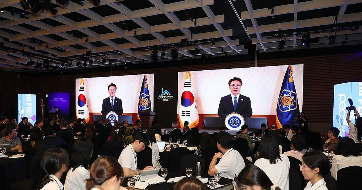 제32차 PECC 총회, 영상 축사하는 김민석 총리