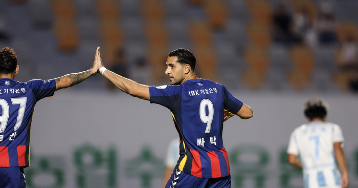 ‘멀티골+3골 관여’ 수원FC 싸박, K리그1 26R MVP 선정 [오피셜]