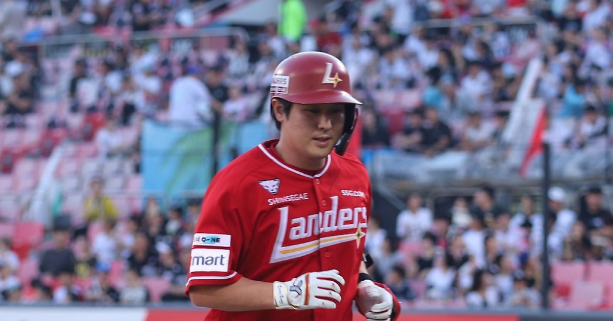 ‘최초의 사나이’ SSG 최정, 500홈런 이어 KBO 최초 1500득점 달성