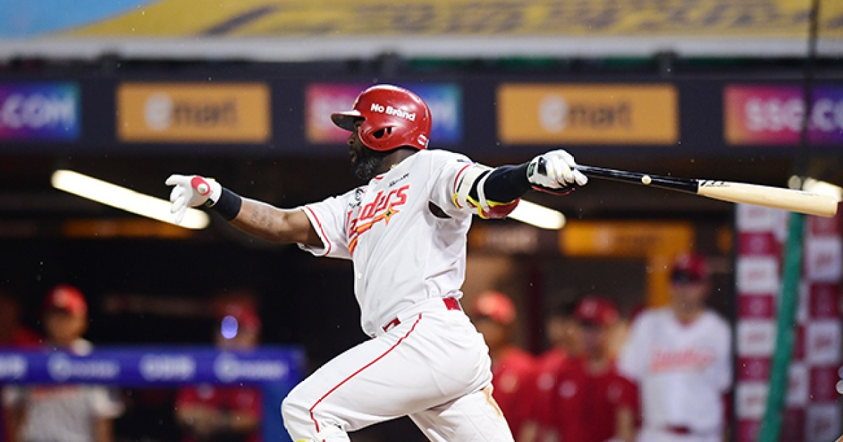 '에레디아 결승 2루타' SSG, 11회 연장 끝에 1-0 승리…한화는 6연패 수렁