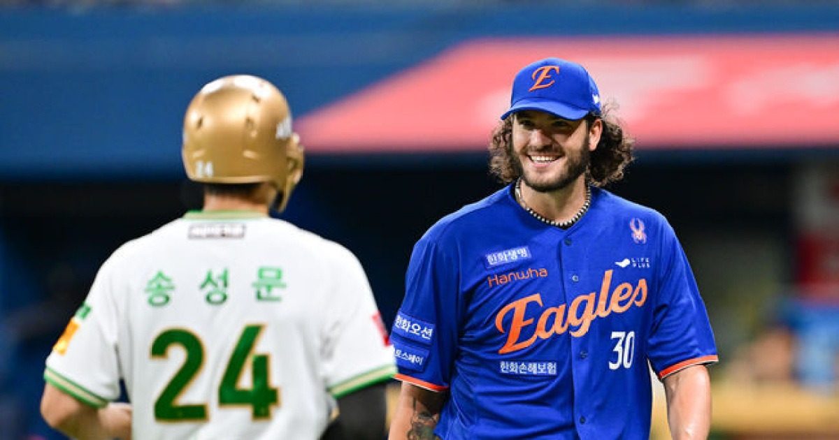 ML 11개 구단 스카우트 앞, 웃음으로 마무리한 폰세와 송성문 [박준형의 ZZOOM]