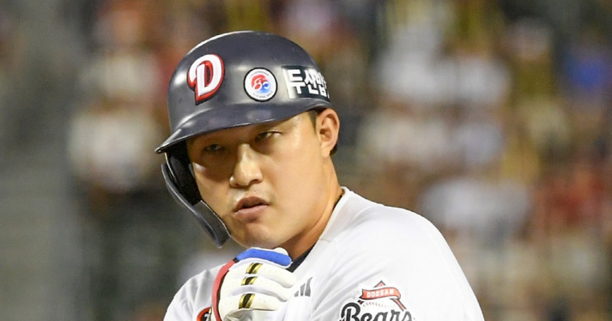 으악! 엄청난 고통.. 158km 파이어볼에 무릎 직격! → 1루까지 걷지도 못하고 교체