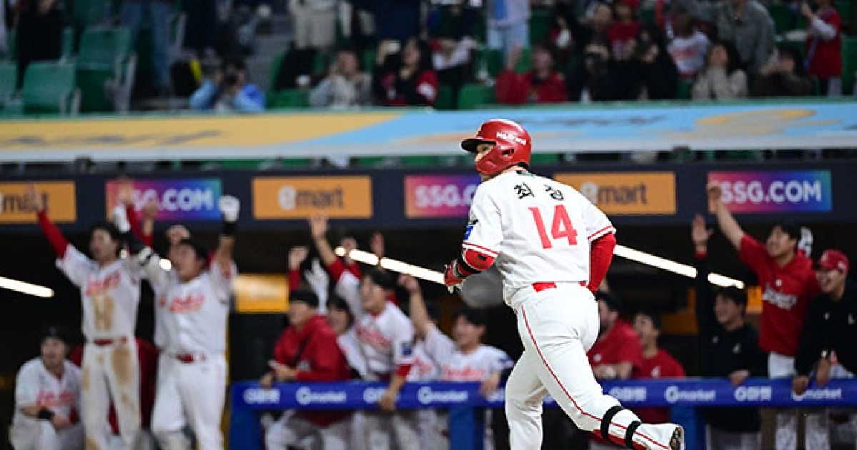 SSG 최정, KBO리그 최초 10시즌 연속 20홈런에 ‘-2’