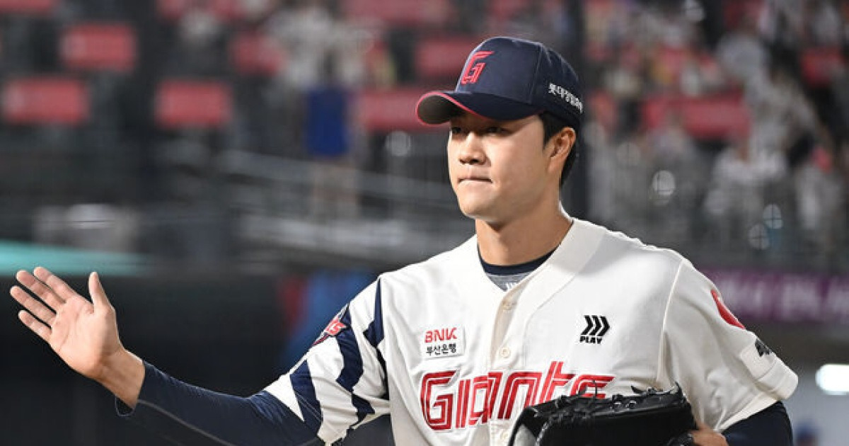 'ERA 8.35+0홀드' 그럼에도 김태형이 믿는 159km 아픈 손가락…왜 21홀드 필승조 대안으로 고민하나