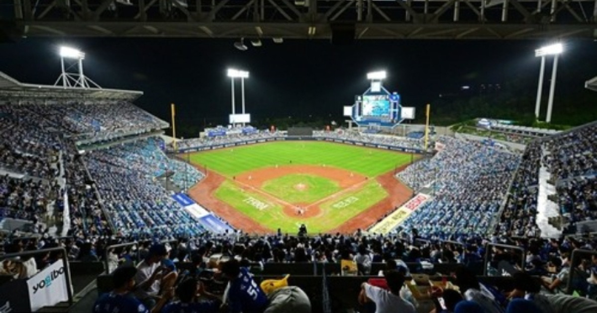 '1200만 관중+2000억 원 수입 눈앞' KBO 리그, 韓 프로 스포츠 최다 관중 새 역사