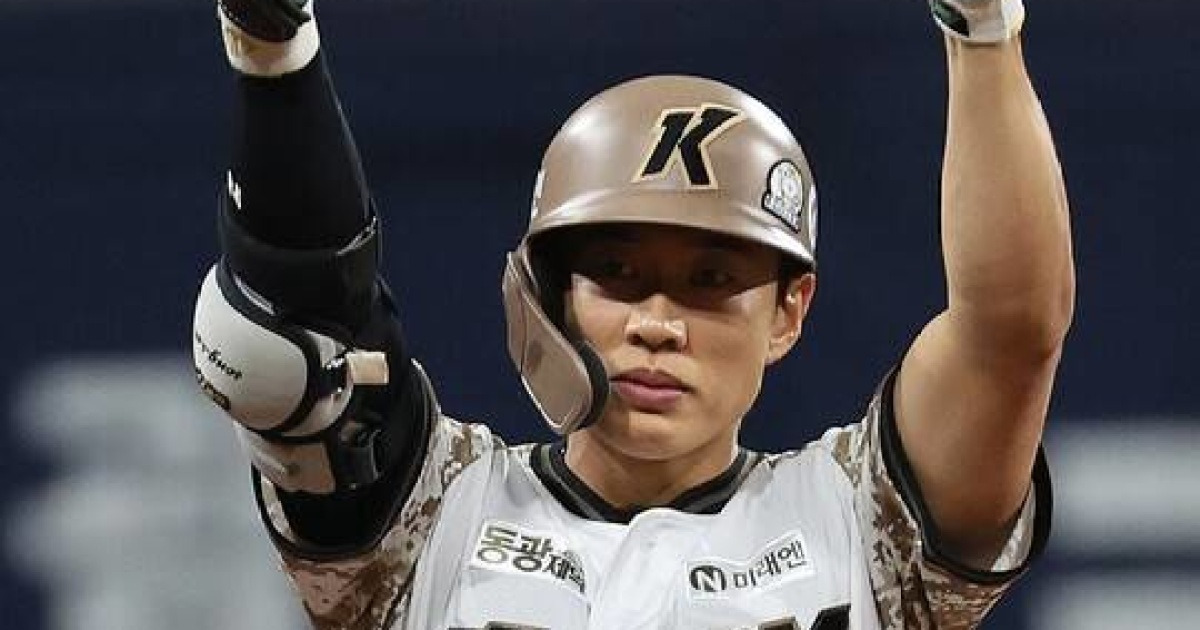 기자단 투표는 LG 톨허스트, 팬투표서 이겼다… 송성문, 8월 MVP