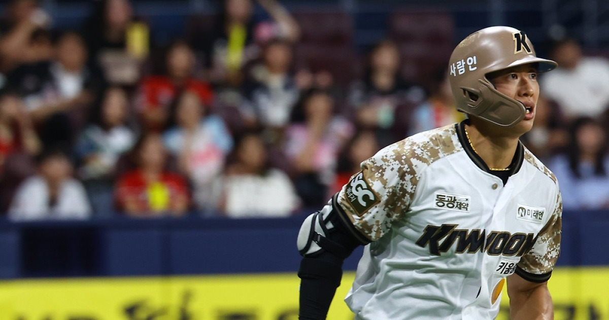 ‘8월 폭격’ 키움 송성문, 생애 첫 KBO리그 월간 MVP 수상…LG 톨허스트 6.25점차로 제쳤다