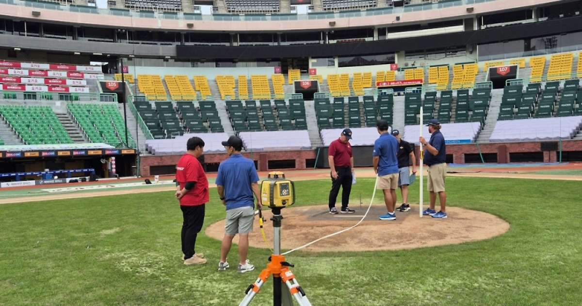 'ML 구장 관리 전문가들' 한국 찾는다, 왜?... KBO 전국 9개 구장 관리 실태 조사 및 점검 '잔디 강도·산도까지 측량'