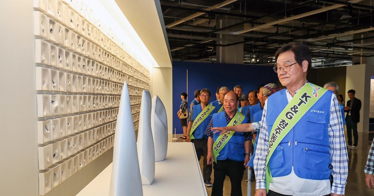 “담배 냄새 가득하던 그곳, 이제는 예술 향기로” 공예비엔날레 찾은 옛 근로자들