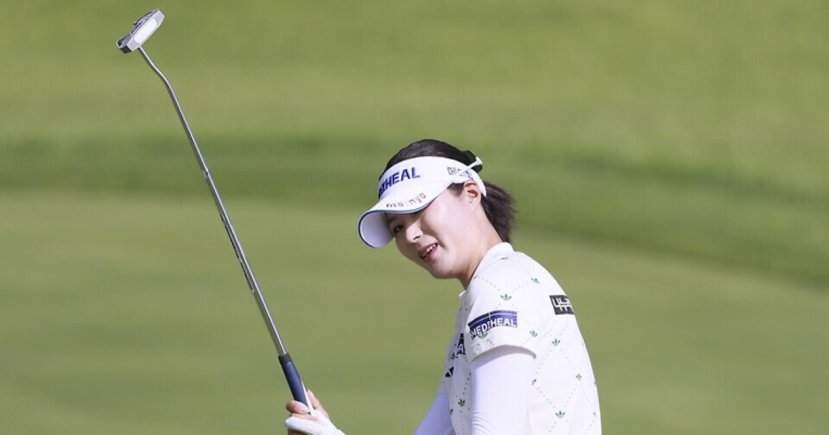 [STN포토]버디퍼트 하고 있는 김나영