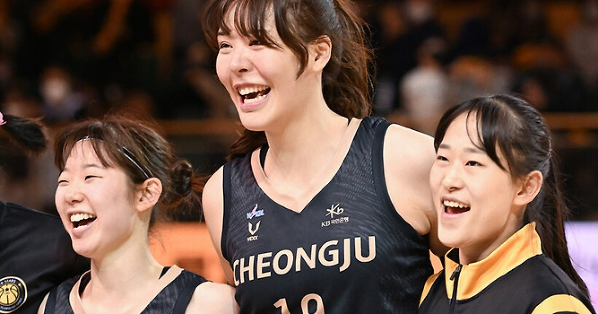 [매거진] “FA인 줄 알았는데…” WKBL 연장 계약 발표, 의무화한다면 어떨까?