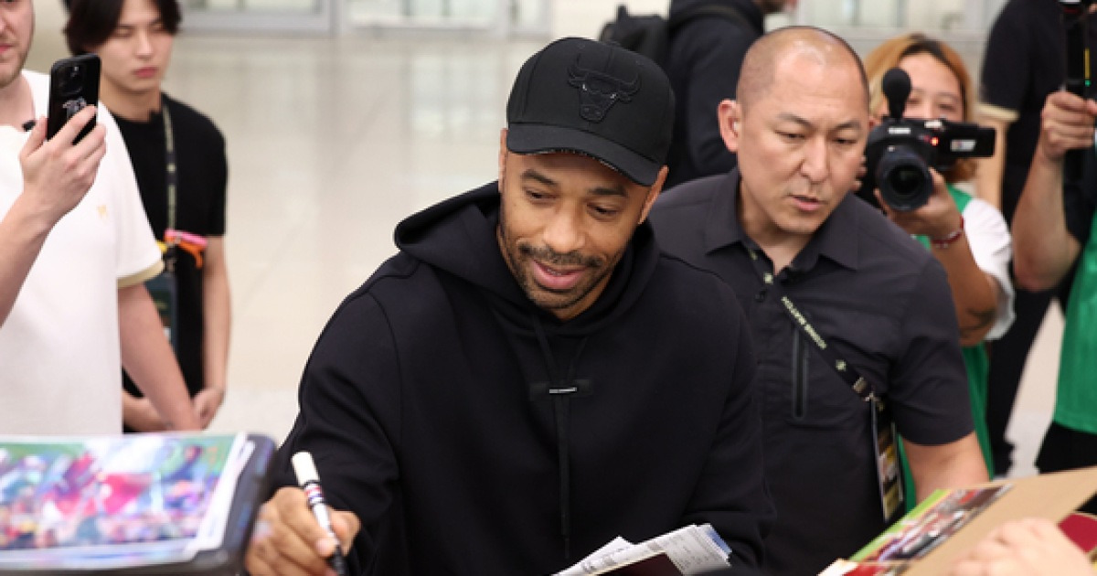 Football legends arrive in Korea for Icons Match