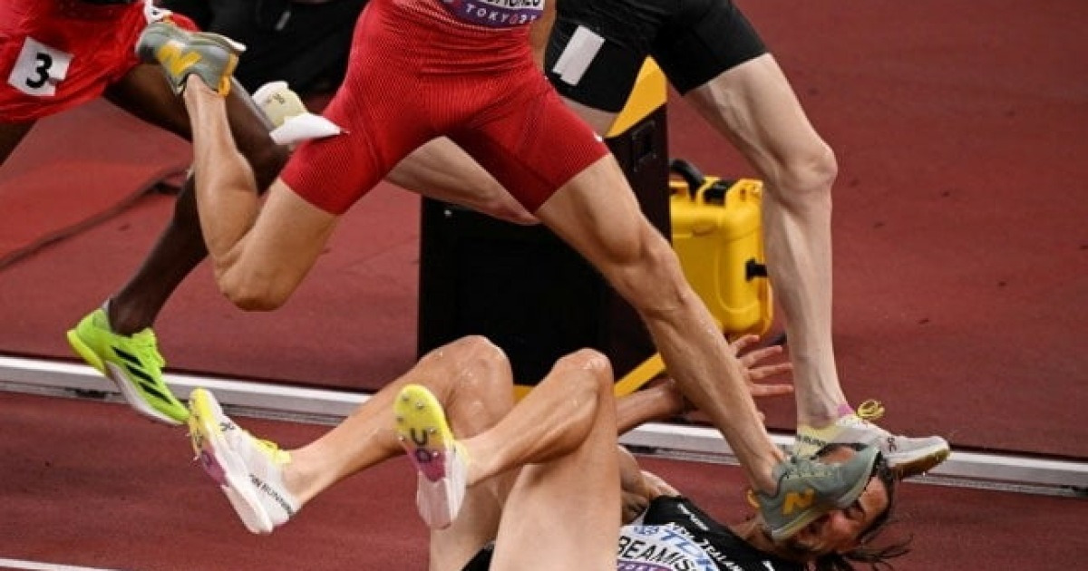 예선서 얼굴 밟히고도…세계 육상 3000m 1위 차지한 선수