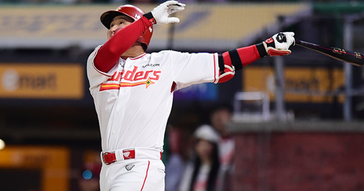 KBO 역대 4번째 백투백투백투백…가을 SSG, NC 꺾고 3위 사수