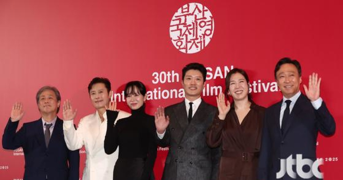 [30회 BIFF] "볼 때마다 신선" 베일벗은 '어쩔수가없다' 박찬욱표 코미디 맛(종합)