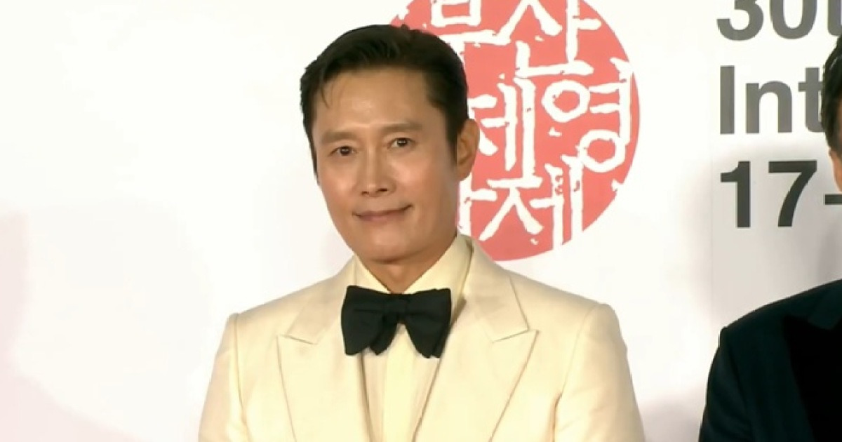 [30th BIFF] "영화로 가득 차게 될 10일"…이병헌 진행으로 화려한 포문 열었다