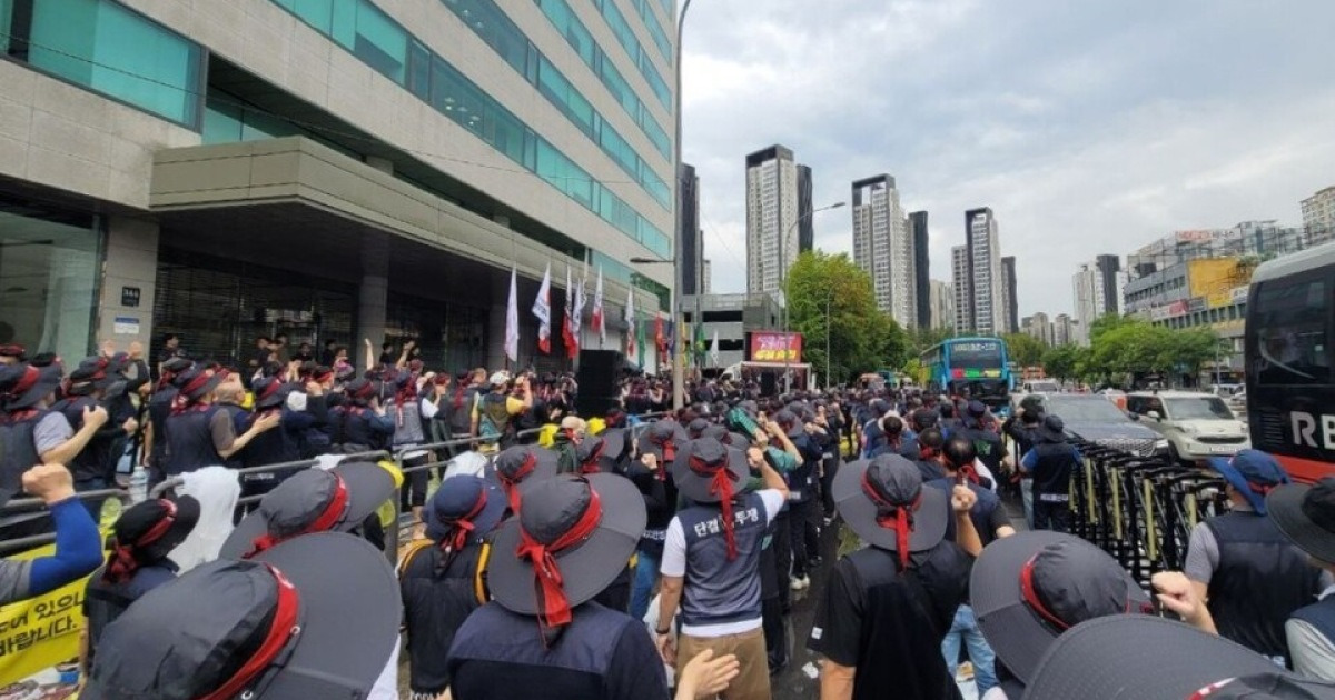 KCC 노동자들, 무기한 총파업 나선다