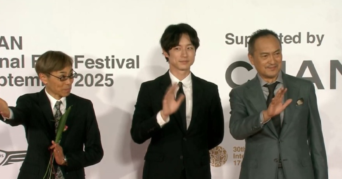 [30th BIFF] 사카구치 켄타로, 간담회는 취소했지만…레드카펫에선 환한 미소