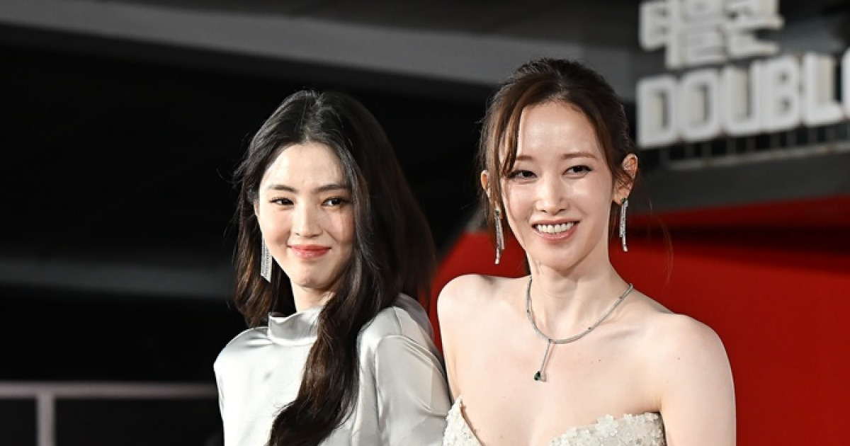 [30th BIFF] 한소희 VS 전종서, 극과 극 레드카펫 드레스로 뽐낸 매력