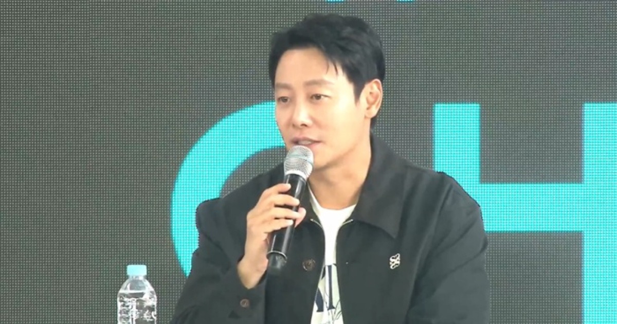 [30th BIFF] 김동욱 "'윗집 사람들'은 견고한 커플이 되기 위한 첫 번째 레슨"