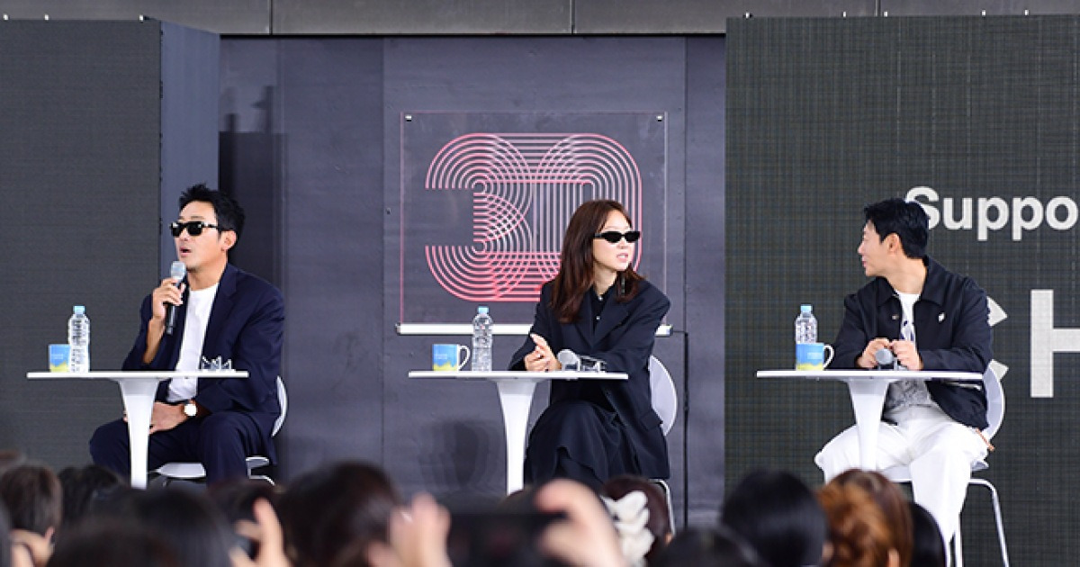 아쉽다 '윗집 사람들', 부국제 행사 15분 지각했지만 사과는 생략 [30th BIFF]