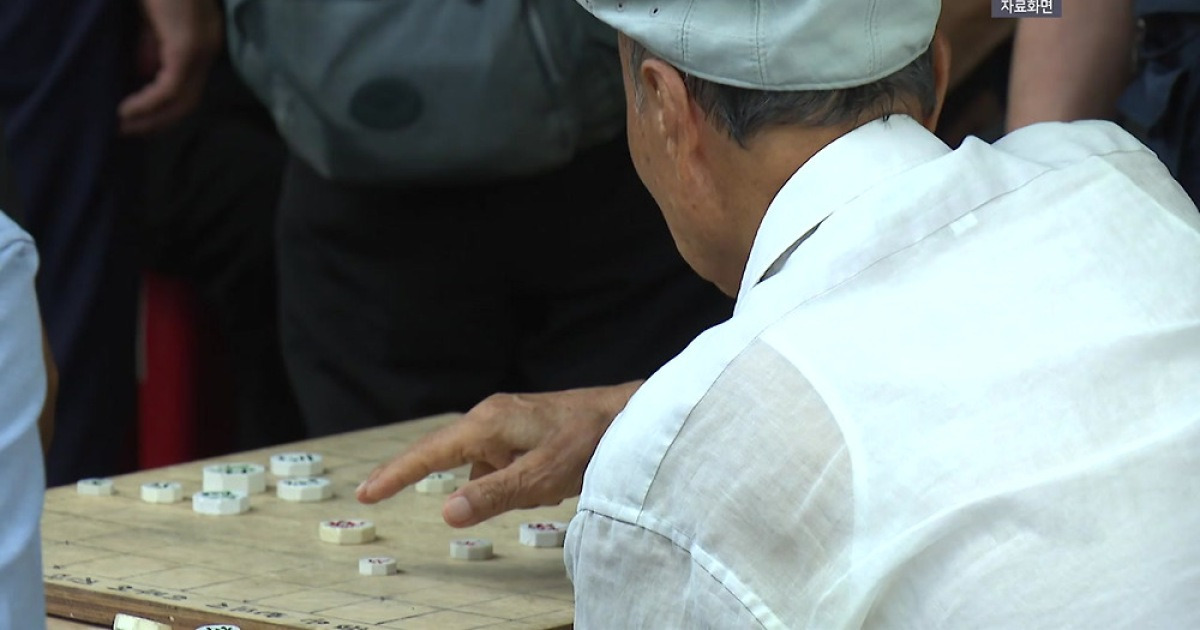 '초고령 사회' 노인 상대적 빈곤율 40% 육박...OECD 1위