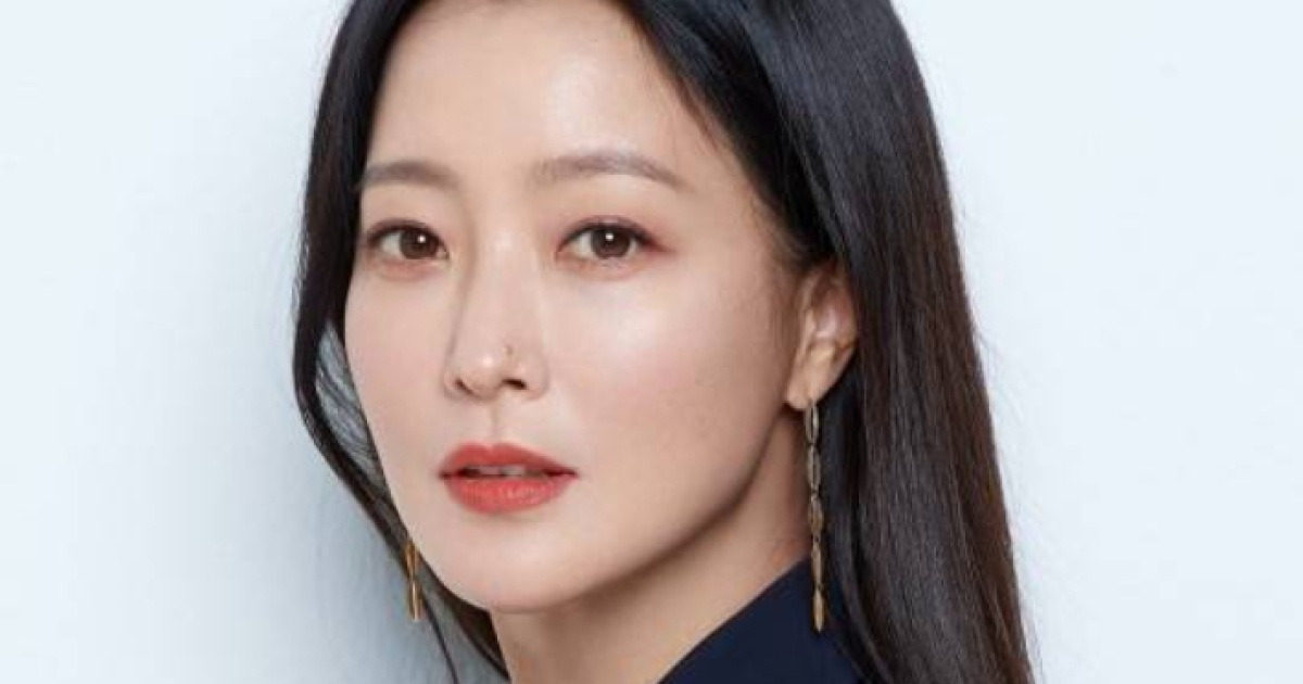 배우 김희선, 오늘(2일) 모친상…슬픔 속 빈소 지켜