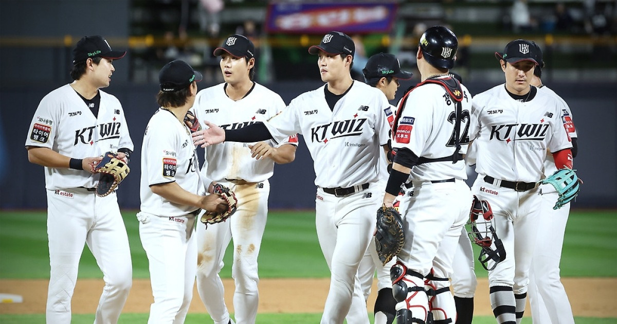 프로야구 kt, 9회 4득점으로 최종전 비겨…실낱같은 5위 희망