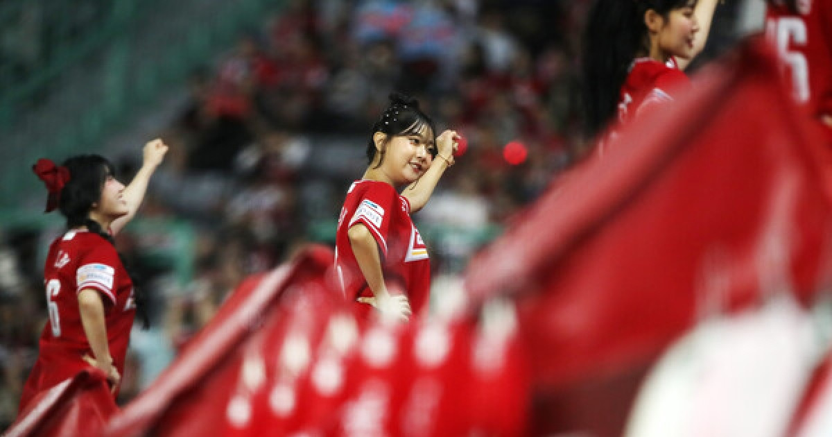 SSG, 2025 KBO 준PO 홈경기에 승리 기원 'Red Wave' 진행