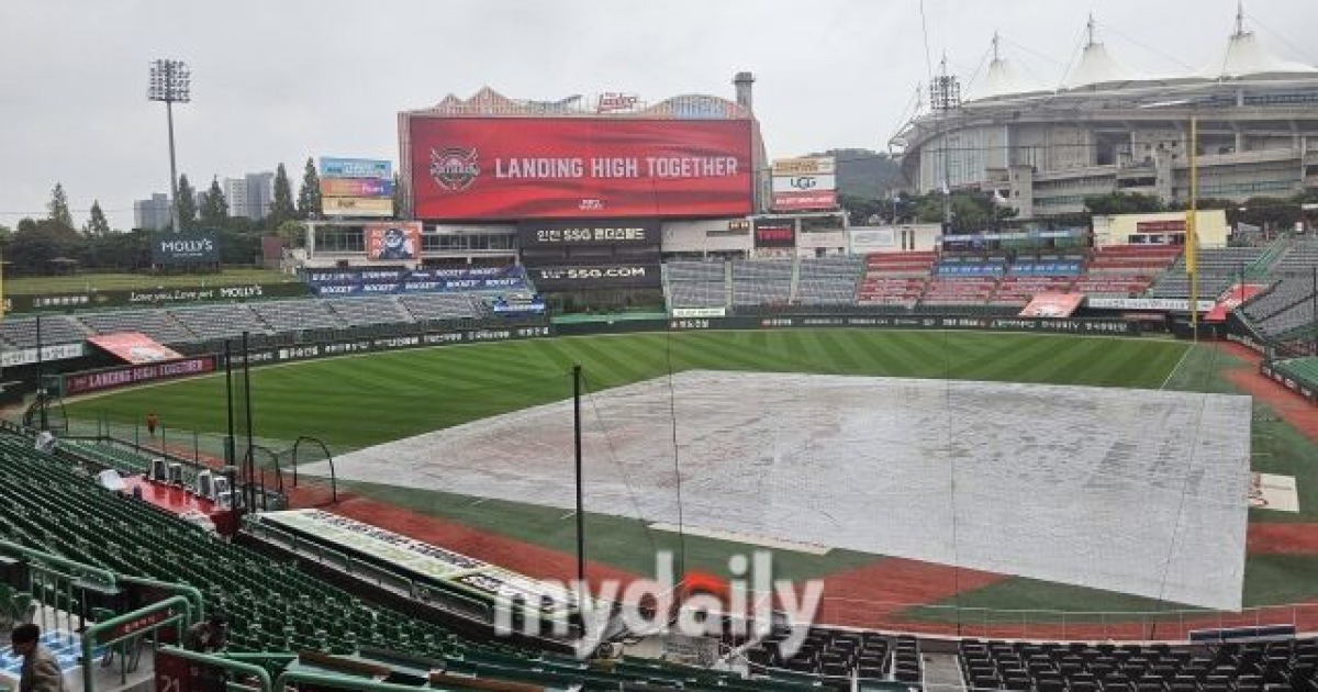 인천이 흠뻑 젖었다, 2차전 개시 불투명... SSG 웃고 삼성 우나 [MD인천 준PO2]