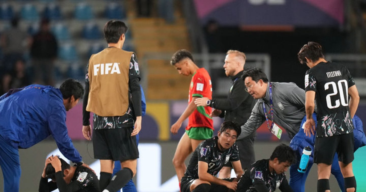 U-20 16강 탈락, 고개 숙인 한국 선수들