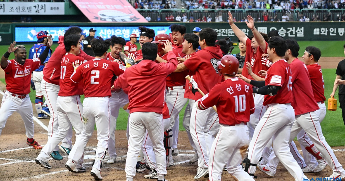 ‘김성욱 끝내기포+고명준 2G 연속포’ SSG, 준플레이오프 2차전 승리..시리즈 원점