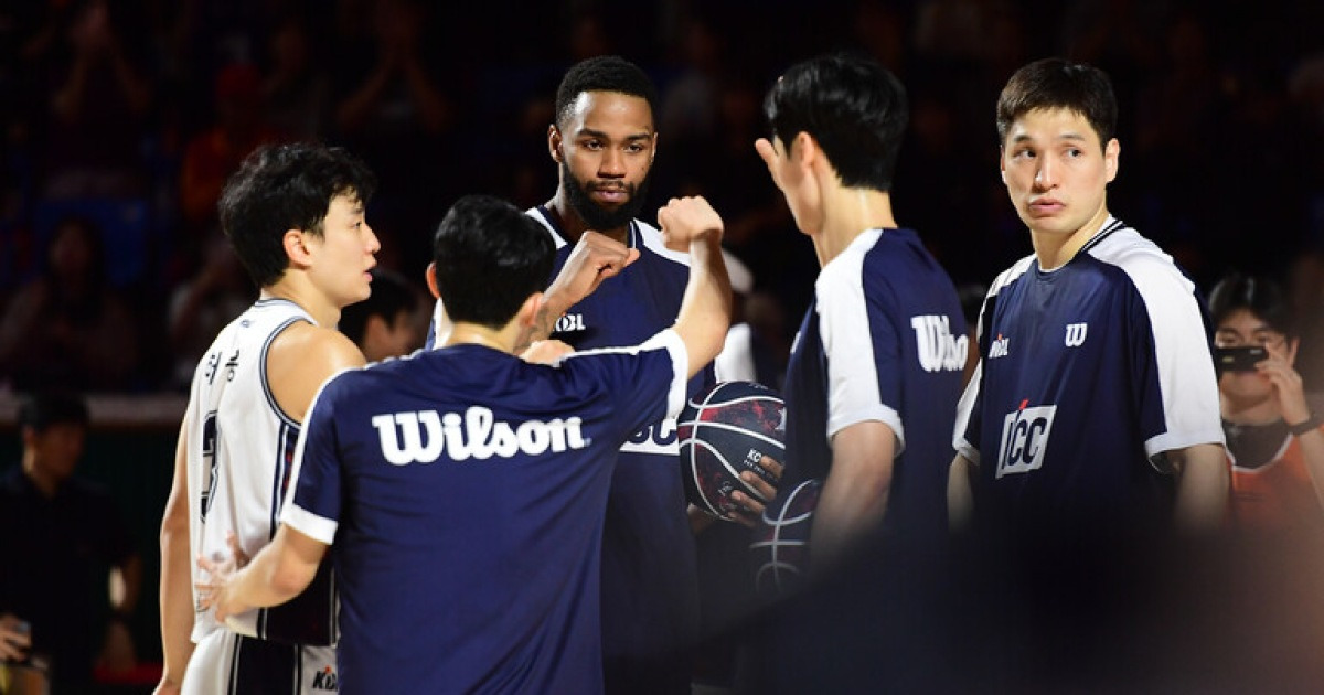 승리 콤비 ‘숀롱+허웅’ 51점 합작…KCC, SK 꺾고 ‘공동 1위’